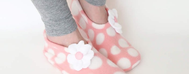 Free Fleece Slipper Pattern – Adjustable Sizing – learncreatesew